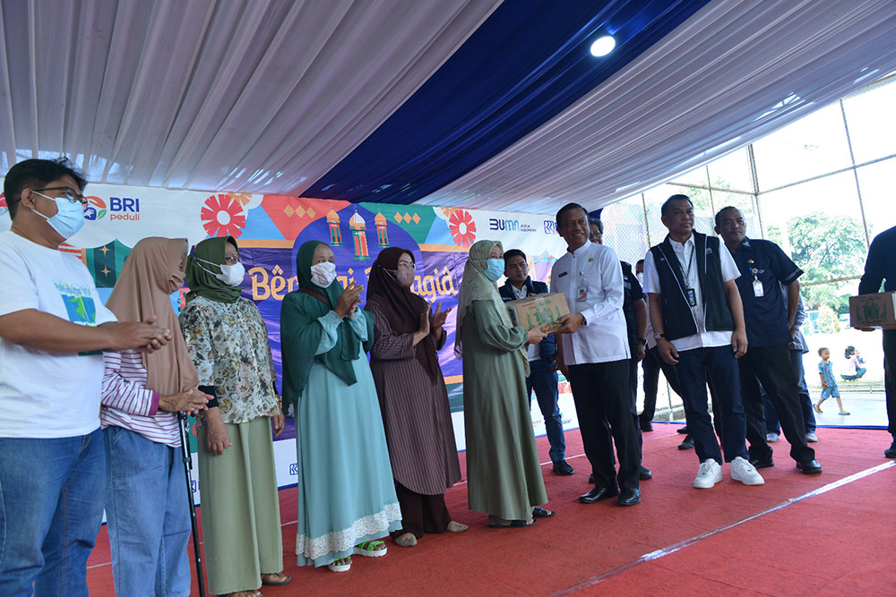 Berbagi Bahagia Bersama BRI Group Bagikan 1000 Paket Sembako