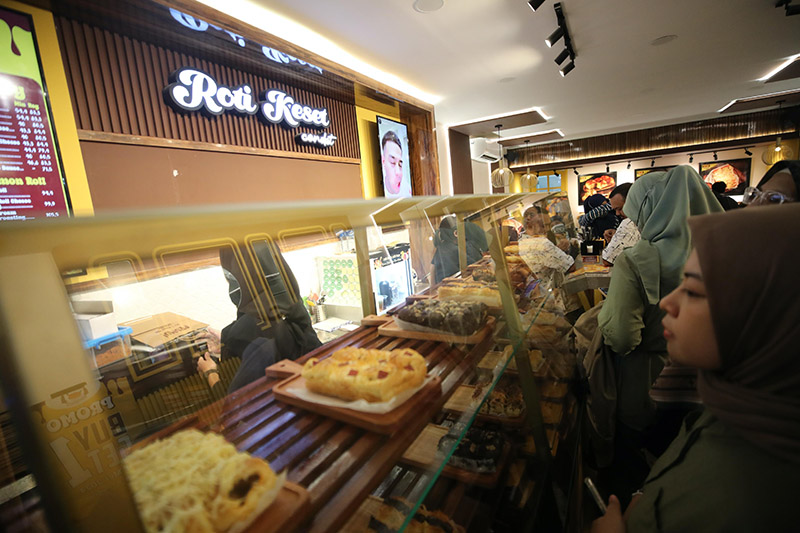 Grand Opening Roti Keset Condet Kemang Dimeriahkan Kehadiran Fadil ...