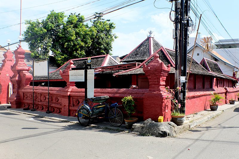 Masjid Merah Panjunan, Sebuah Simbol Akulturasi Islam dan Tionghoa di ...