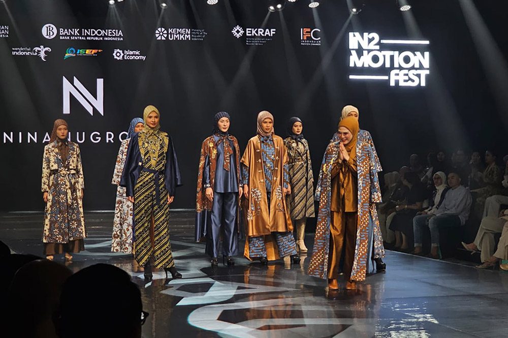 Elegansi dalam Keheningan, Koleksi SILFIRA ‘Silent Fire’ Nina Nugroho ...